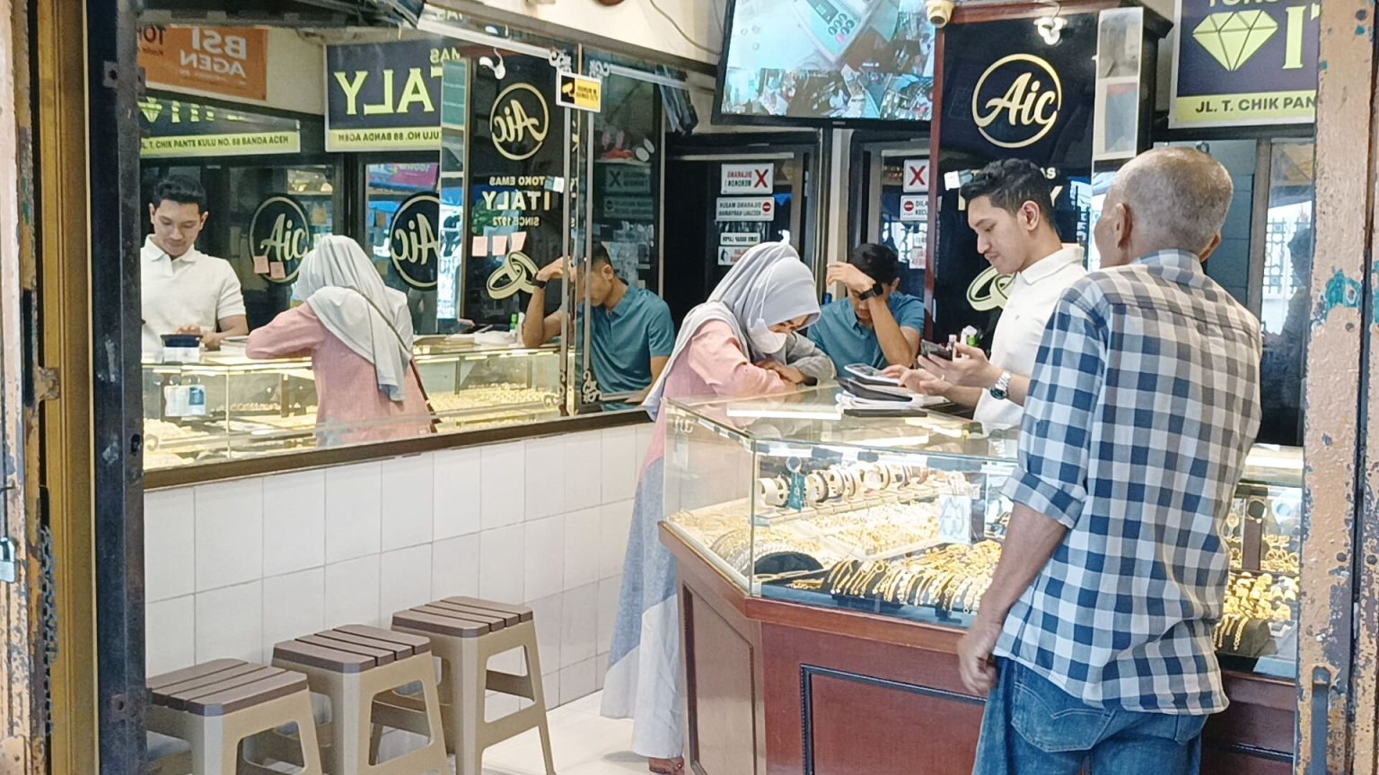 Harga Emas Awal 2026 Stabil di Rp7,6 Juta per Mayam, Pedagang Prediksi ...